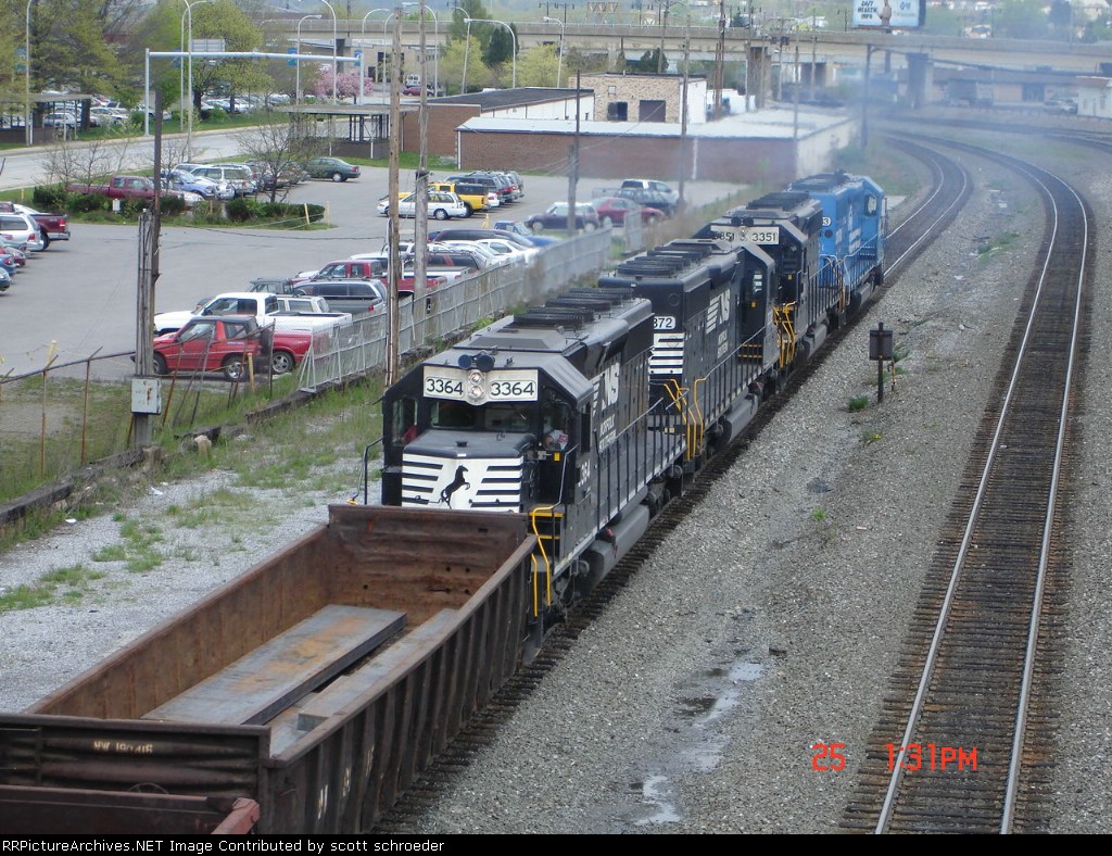 NS 3364, NS 3372, NS 3351 & NS 3433 all push this WB steel slab Gondola Train